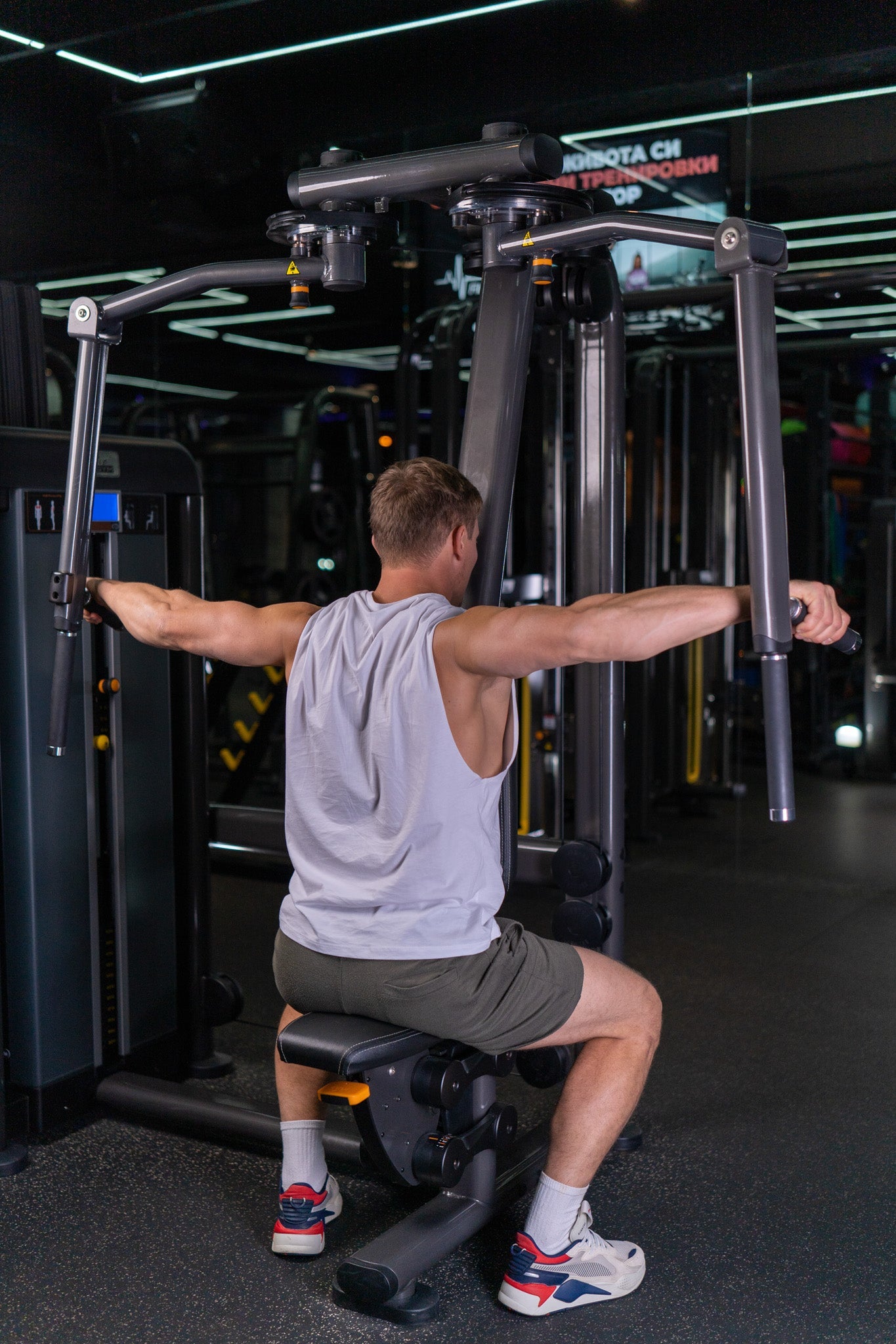 Aparat fitness pentru fluturari pectorali si deltoizi Active Gym Premi ...